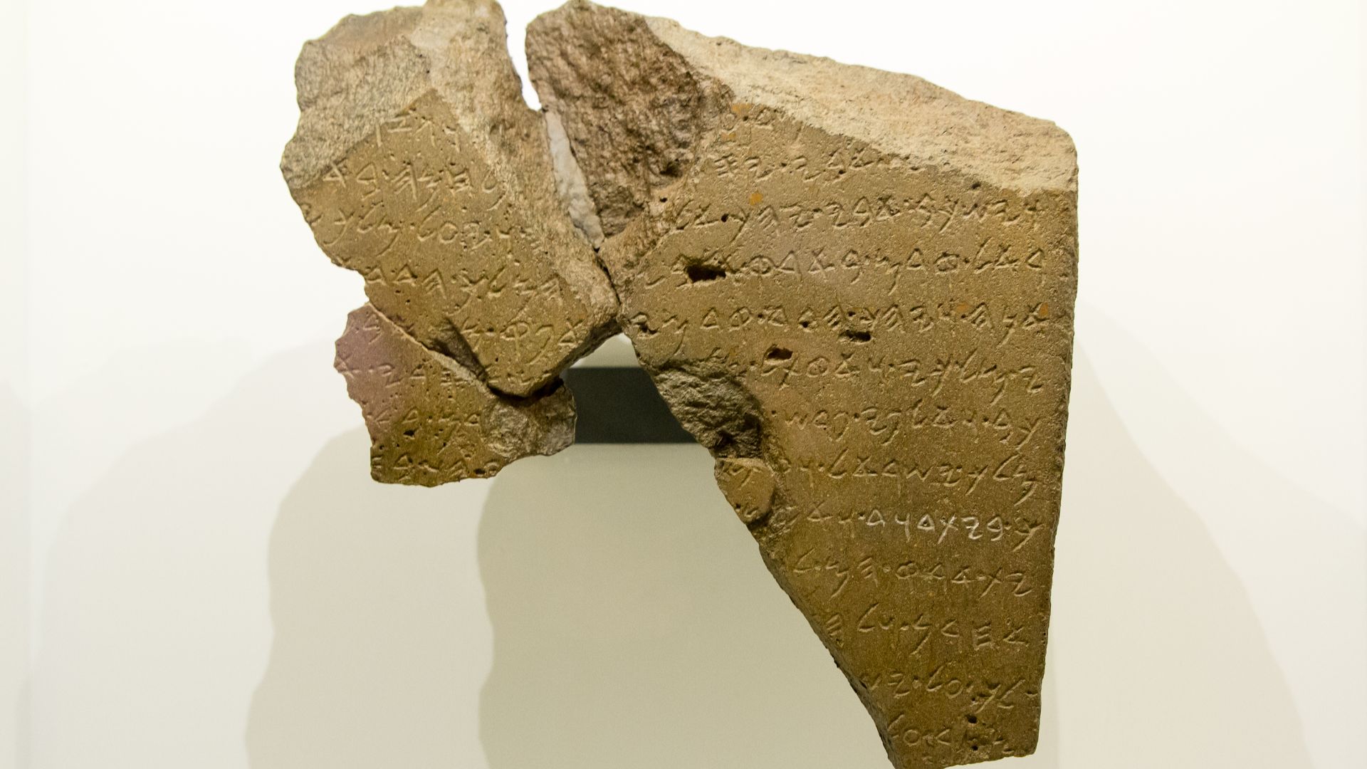 Archaeology that proves the Bible? 12 figures confirmed by history.