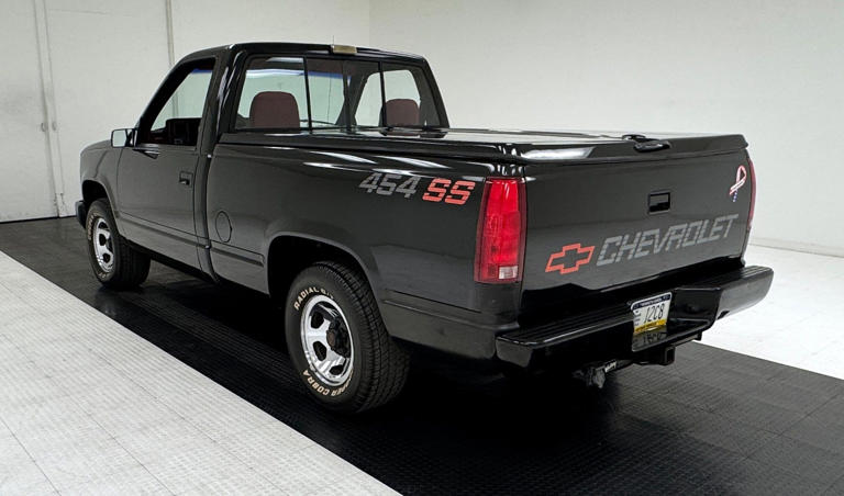 1990 Chevrolet 454 SS pickup highlights early muscle truck era at $31,000