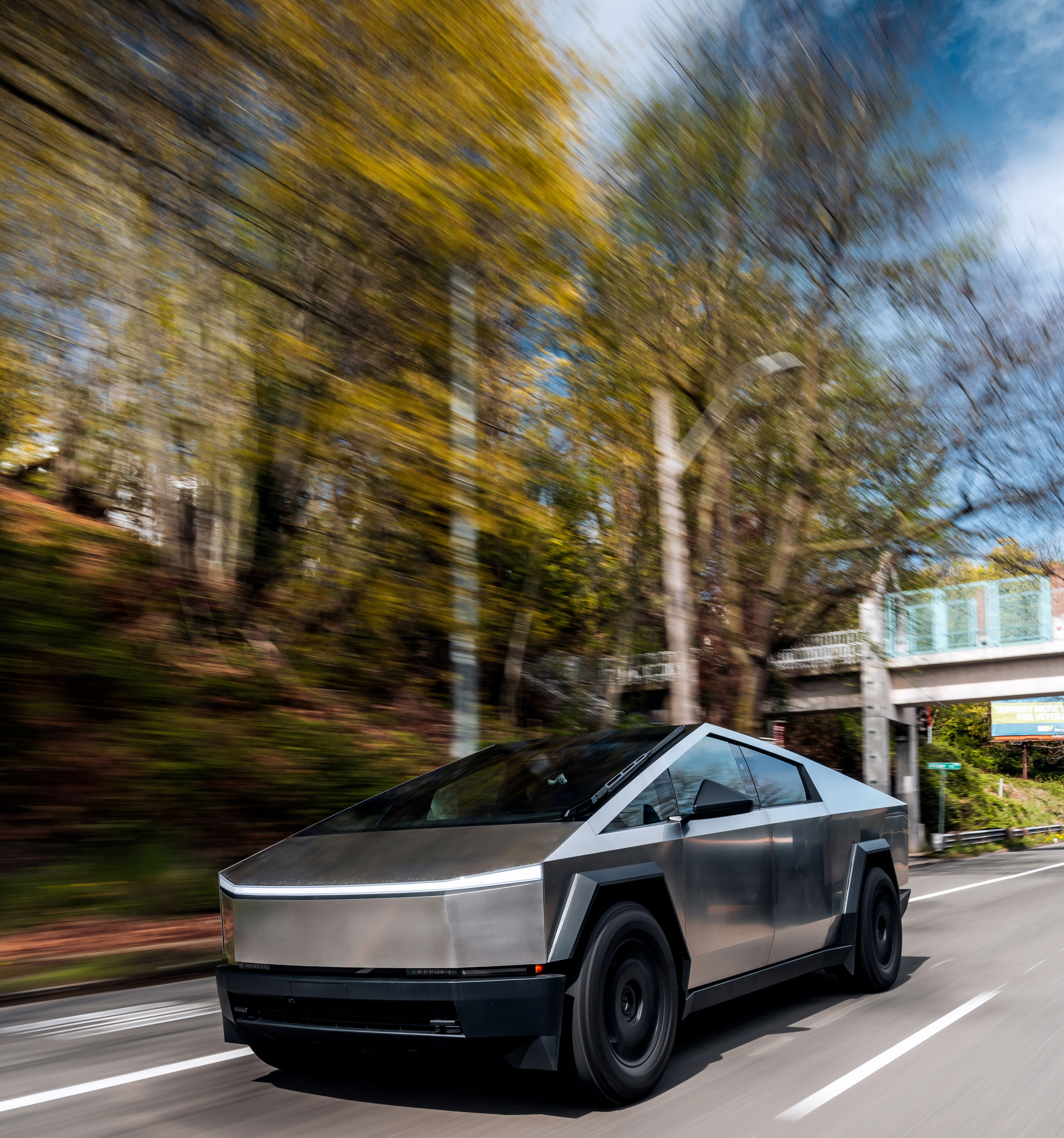 Bestuurder ontsnapt aan de dood dankzij Tesla's autopilot die in een ...