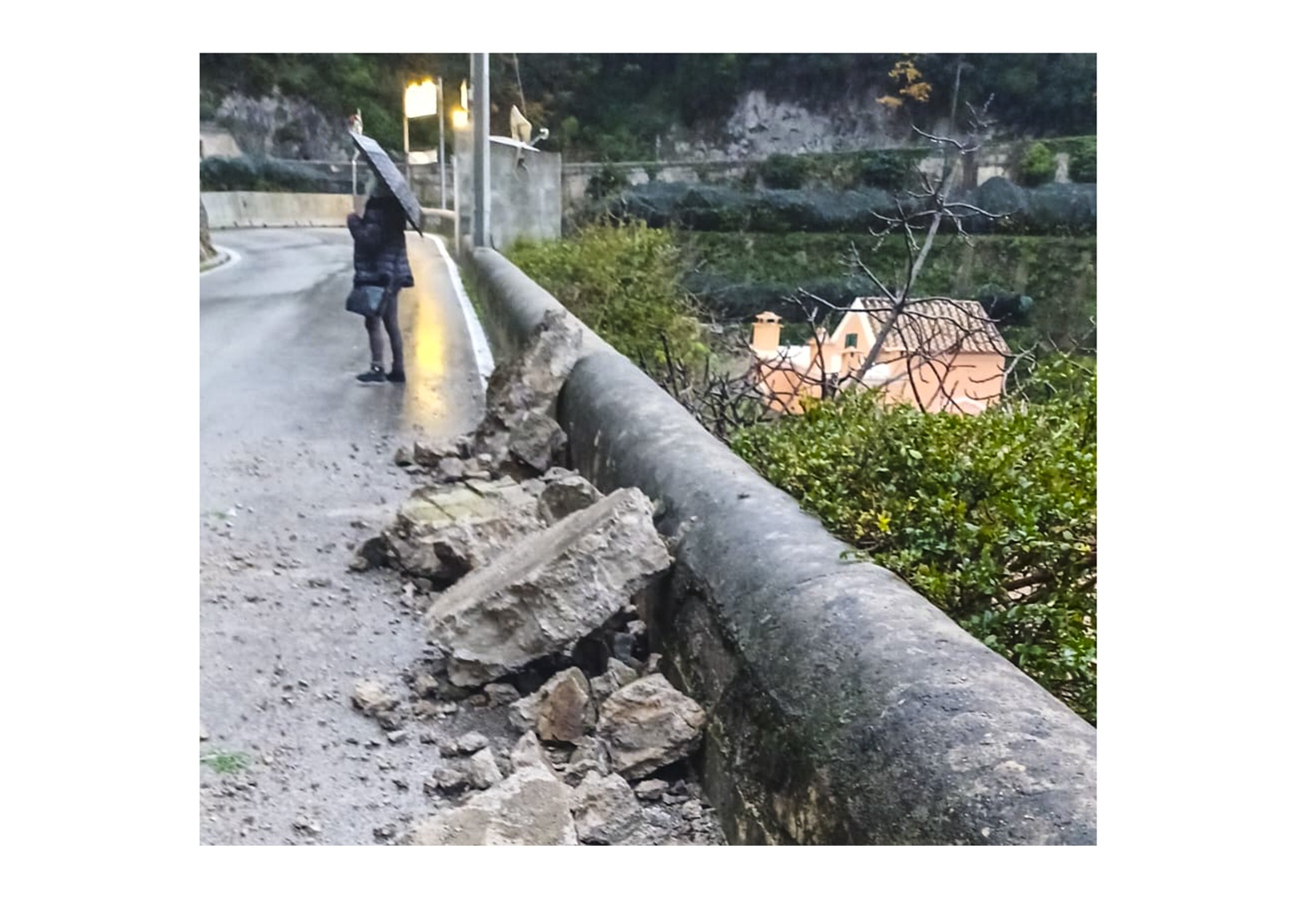 La Costiera Amalfitana spezzata in due per una frana