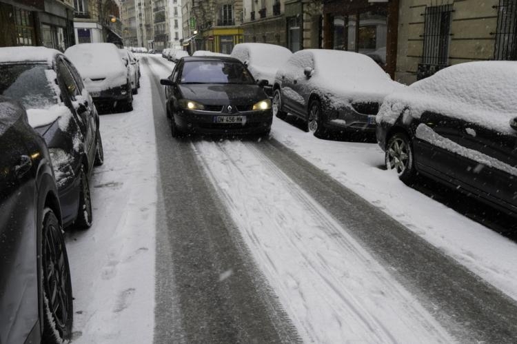 Neige : ce bouton méconnu facilite la conduite sur les routes enneigées ...