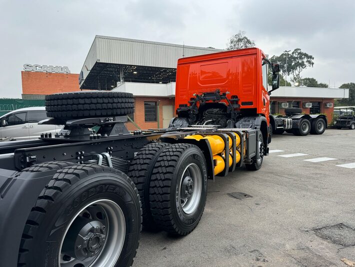 Vendas de caminhões e ônibus elétricos e a gás crescem no Brasil