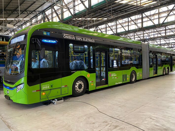 Venda de caminhões e ônibus elétricos avança e gás ganha espaço
