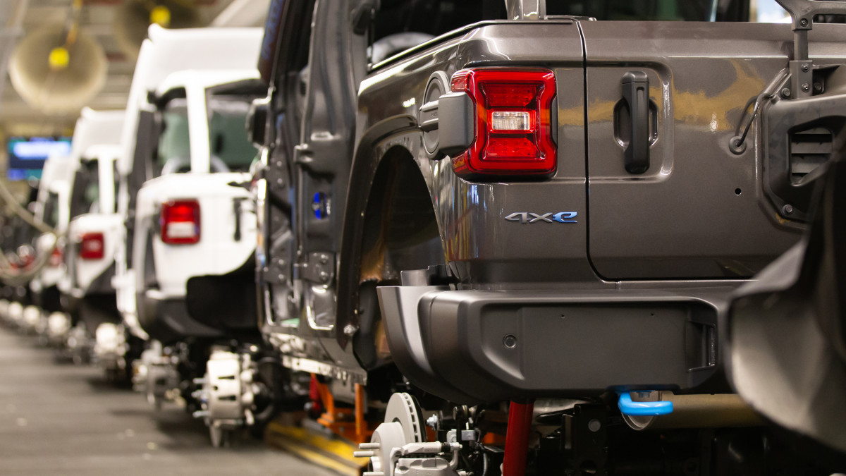 Jeep Wrangler and Grand Cherokee 4xe SUVs vanish online amid recall ...