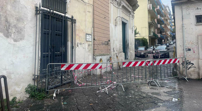 Cadono calcinacci da una chiesa: chiusa strada a Torre del Greco