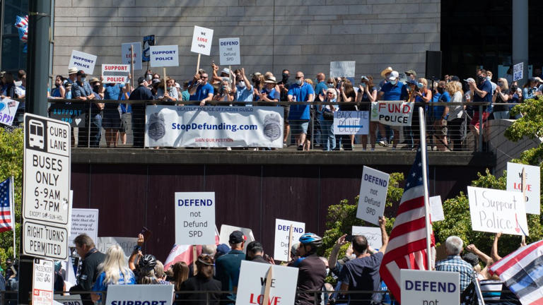 Polarizing Seattle police union leader stepping down