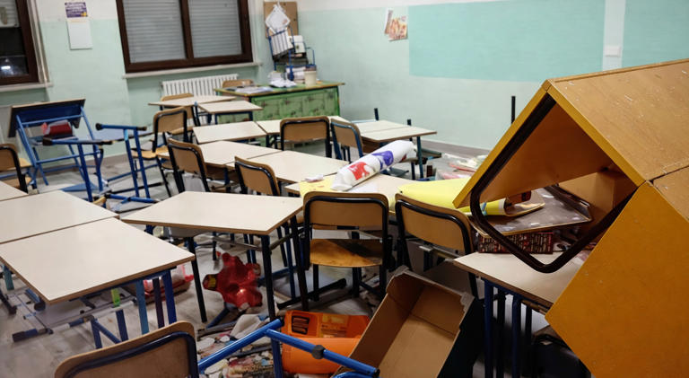 Pagani, vandalizzata la scuola Don Milani: rubato materiale didattico