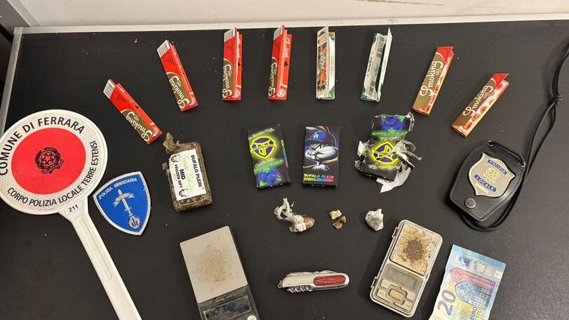 Osservato mentre cede una dose, in casa aveva due etti di hashish