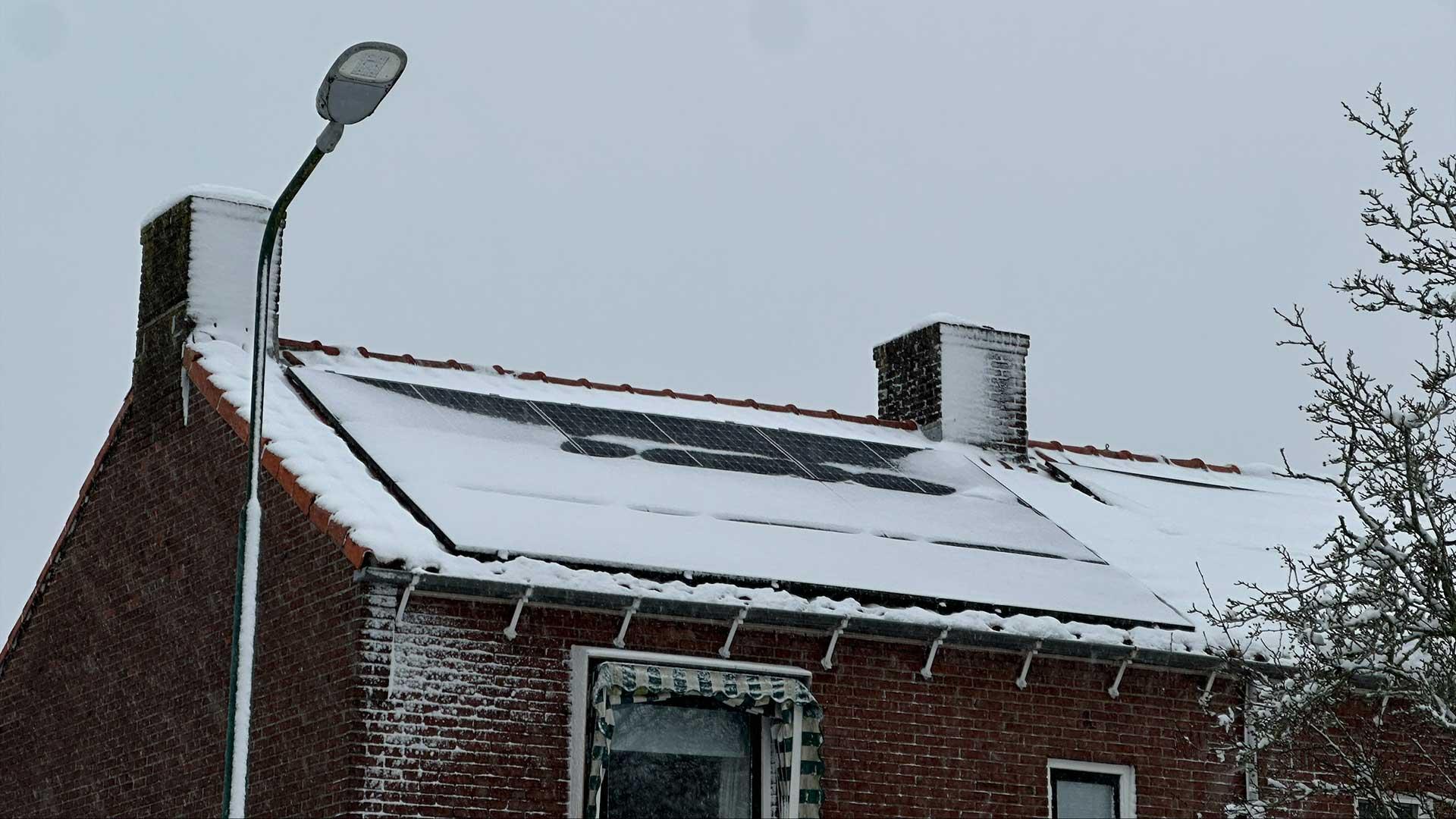 Liggen je zonnepanelen onder sneeuw? Doe dit dan níet