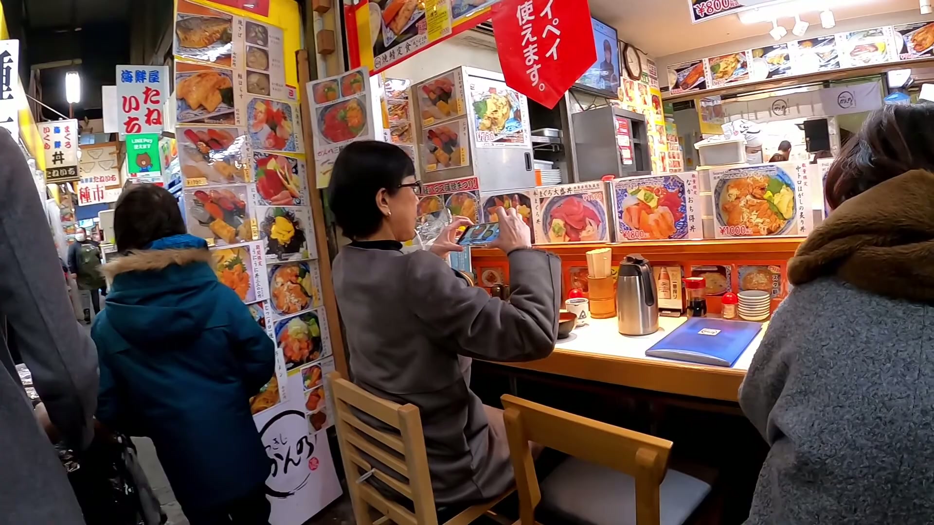 Tokyo walking tour: Tsukiji fish market & Shinjuku nightlife adventure!