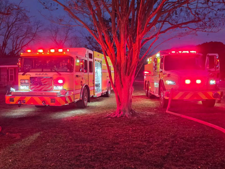 Crews battle fire at large shop building in Effingham, Florence County ...