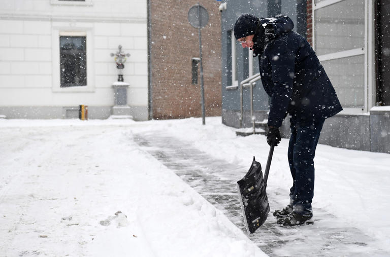 Je stoep sneeuwvrij maken, wie doet dat nog? 'Belangrijk voor ouderen ...