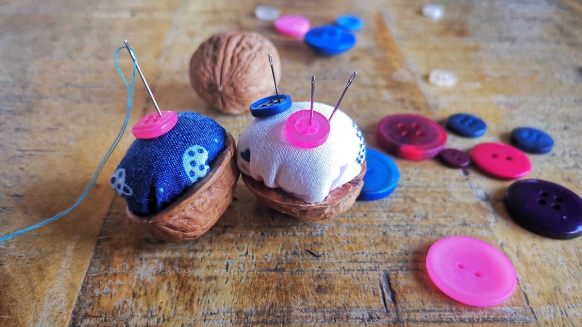 Nadelkissen aus Walnussschalen basteln: Praktisch und schnell gemacht