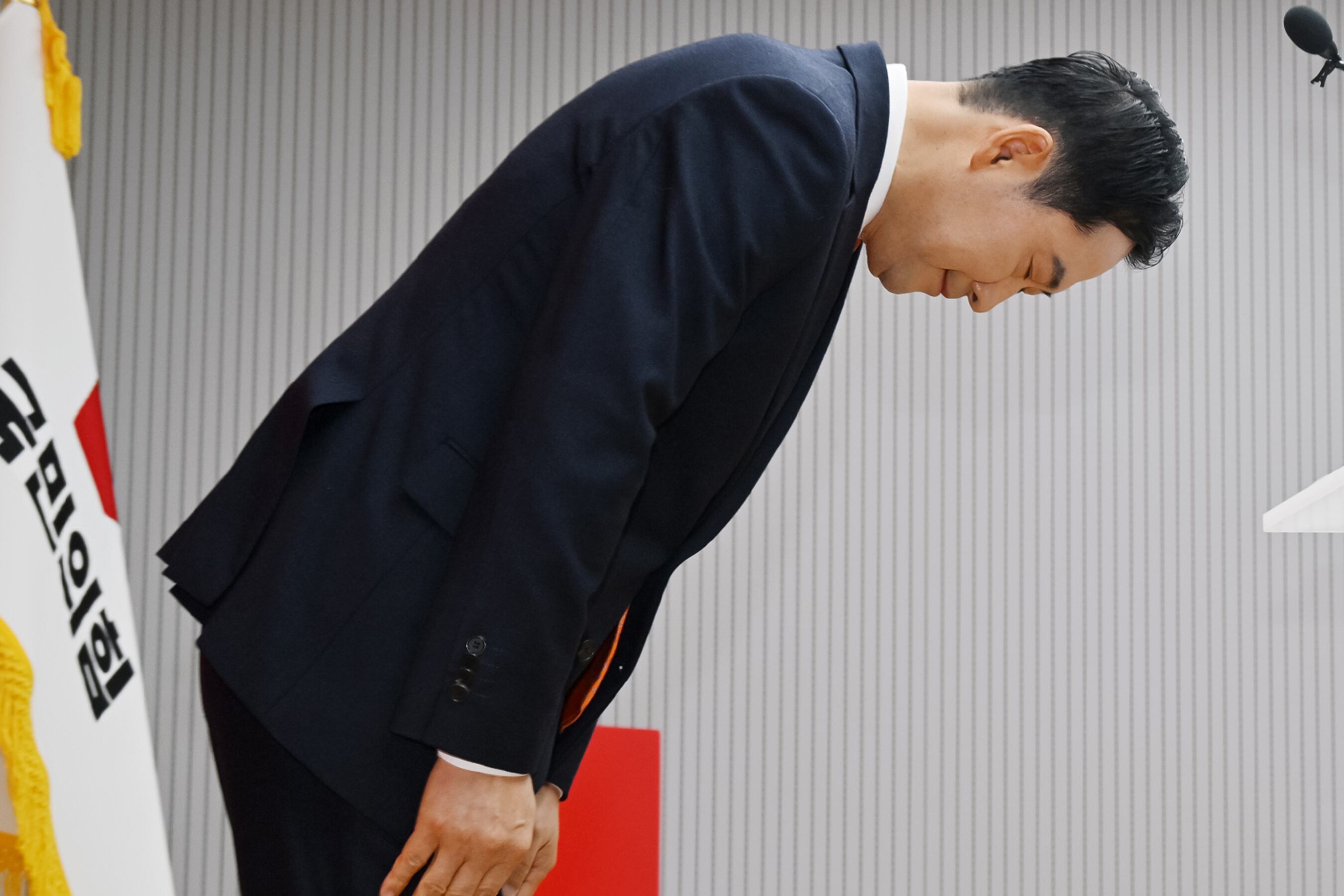 People Power Party leader apologizes, pledges party overhaul