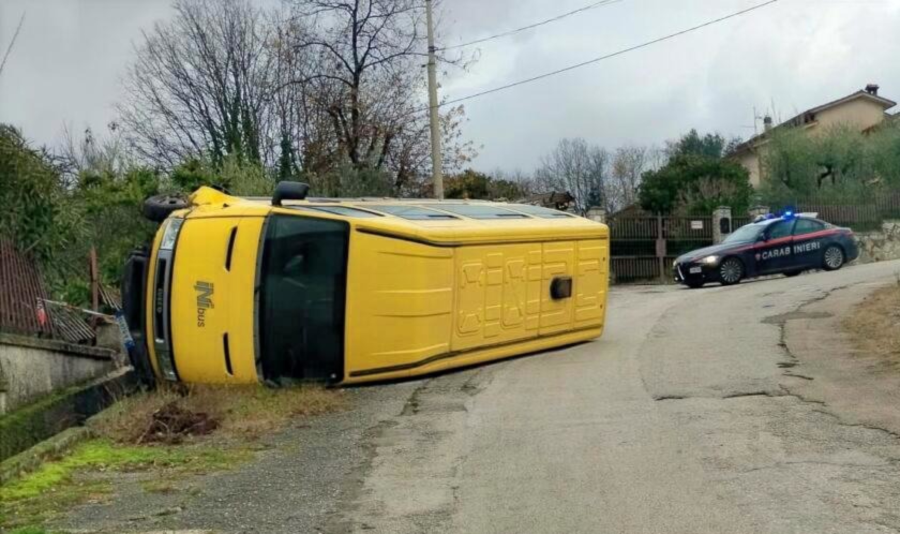 Scuolabus con 7 bambini a bordo si ribalta, paura ma nessun ferito