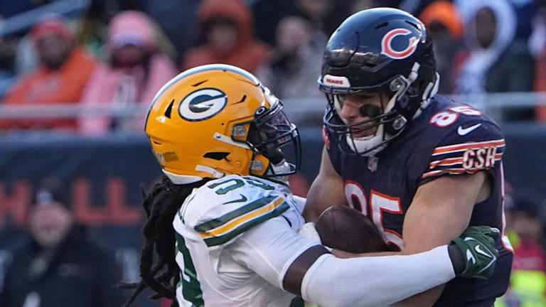 Bears star Cole Kmet reacts to sister dating Packers player for playoff ...