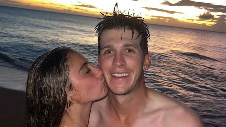 Injured Lakers guard Austin Reaves shares low-key date night with ...