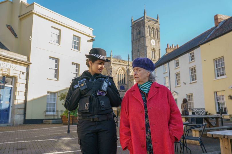 Can you keep a secret cast list, filming locations and how many episodes