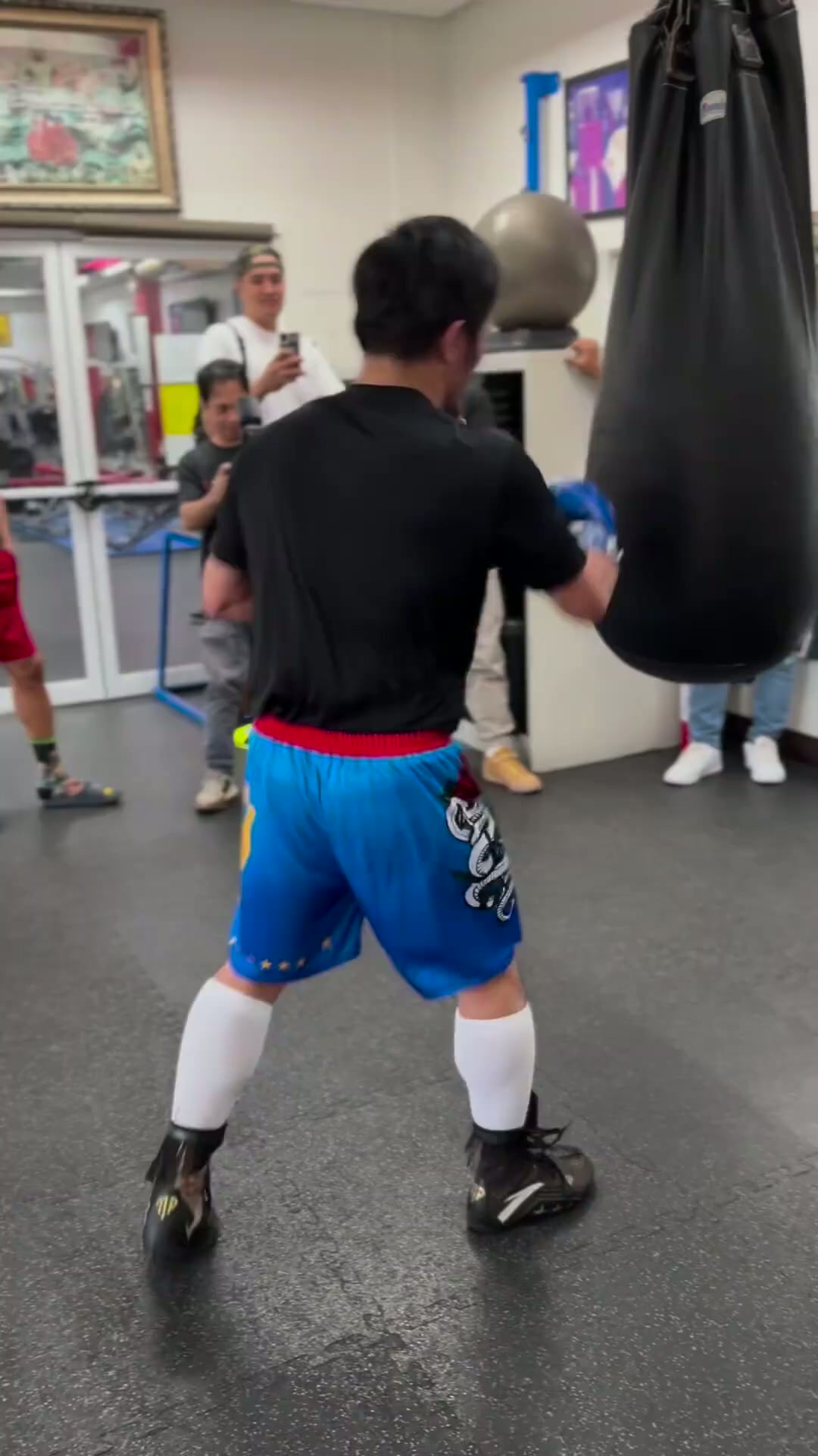 Manny Pacquiao unloads the full arsenal during a public workout, does ...
