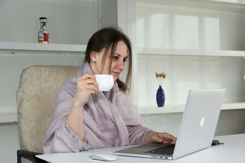 10 subtle clues a woman may be feeling lonely