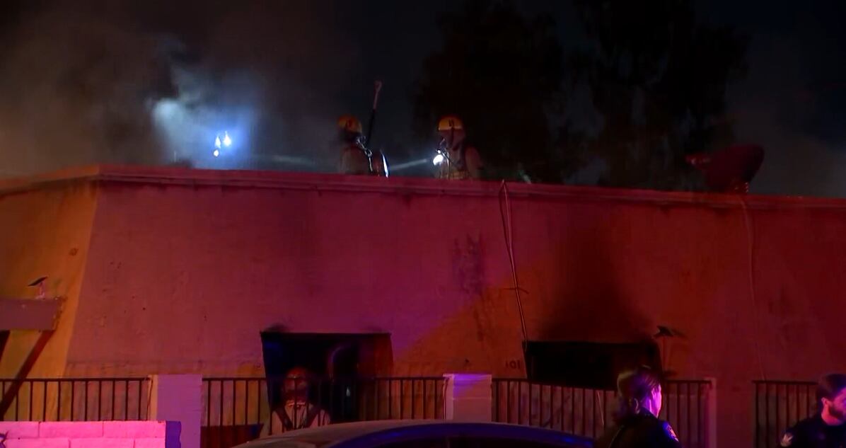 2 people, officer with smoke inhalation in Phoenix apartment fire; 2 ...