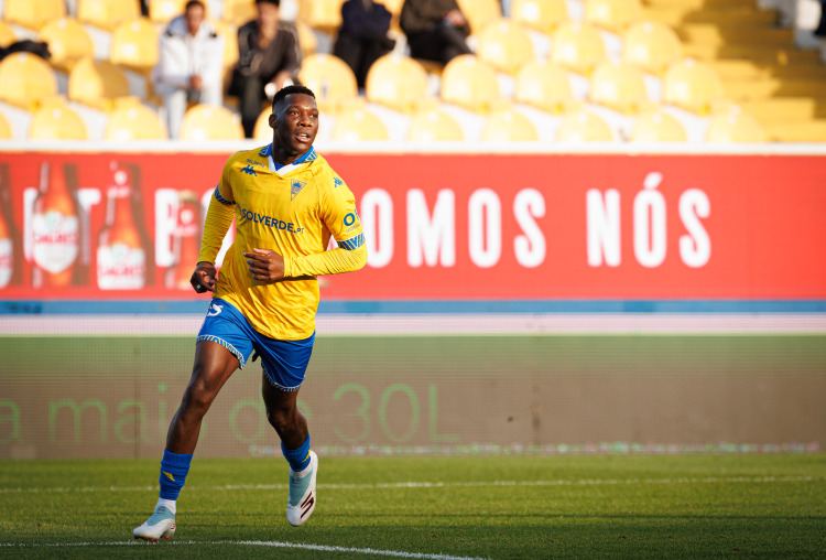 Estoril Praia devolve Patrick de Paula ao Botafogo