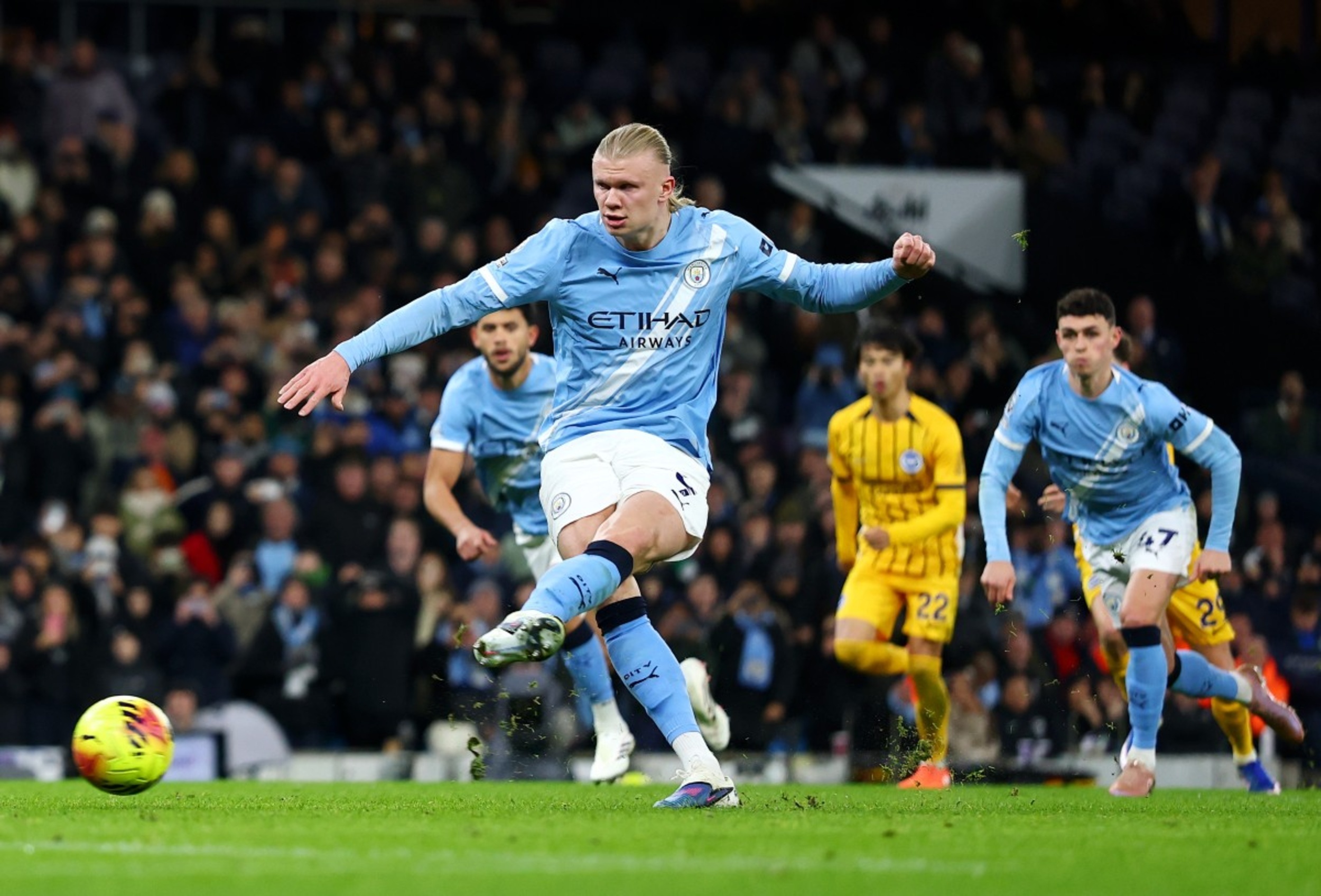 Watch: Erling Haaland misses late sitter as Man City miss chance to put ...