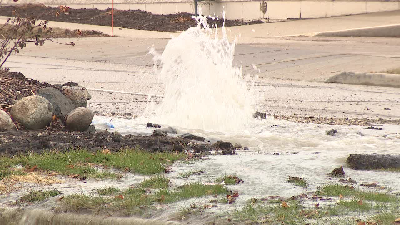 Water main break on Milwaukee's south side, crews respond