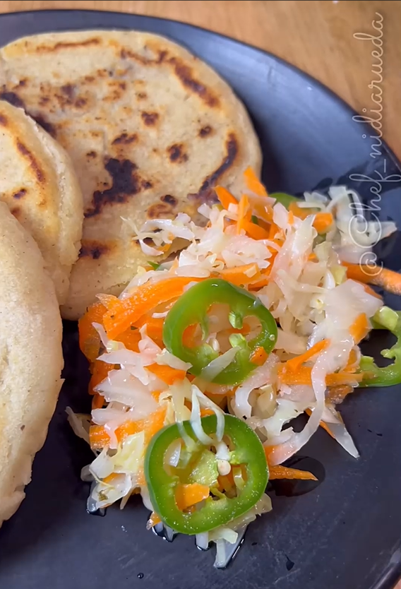 Pupusas salvadoreñas: frijol con queso y otros rellenos