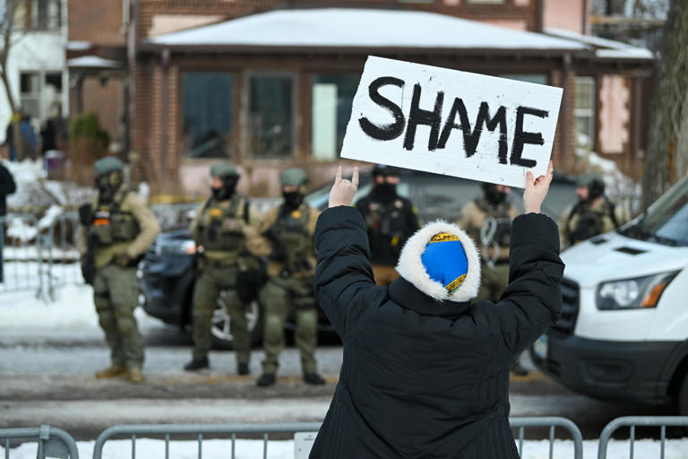 Minneapolis, agente ICE uccide una donna durante operazione anti ...