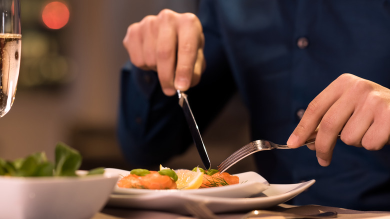 The cutlery etiquette difference between Europeans and Americans you ...