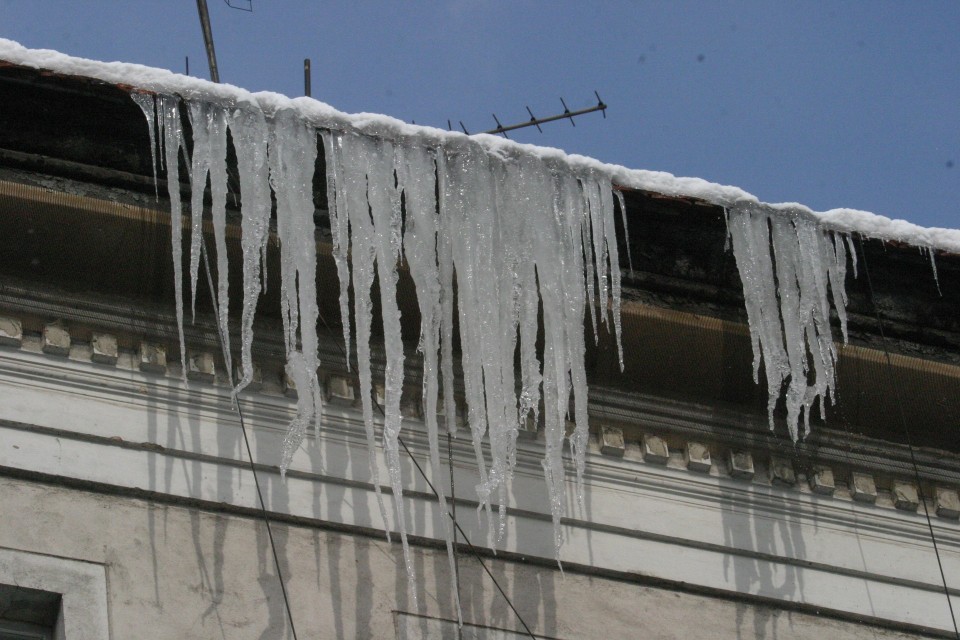 Odśnieżanie dachu i chodników oraz usuwanie sopli lodu to obowiązek ...