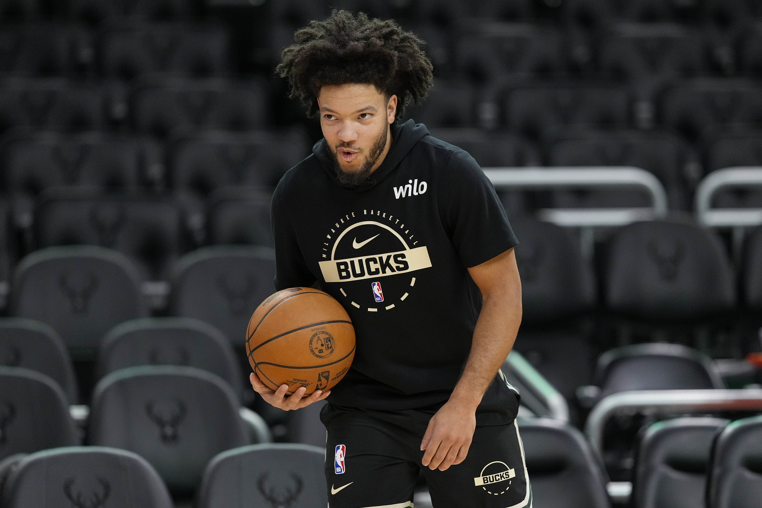 Bucks waive Mark Sears