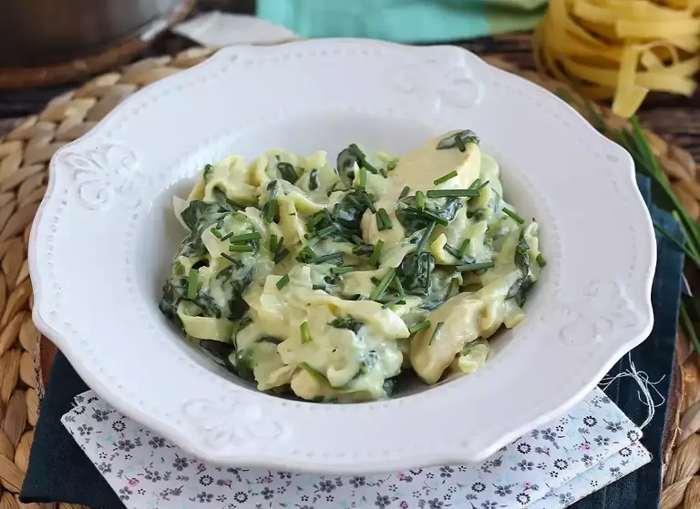 Tek tencerede ıspanaklı keçi peynirli ve tavuklu makarna