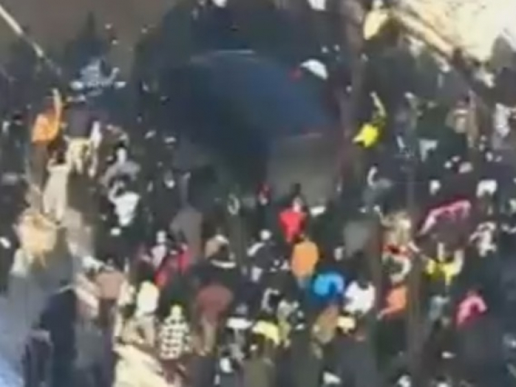 Protesters pelt Minneapolis police with snowballs after fatal ICE ...
