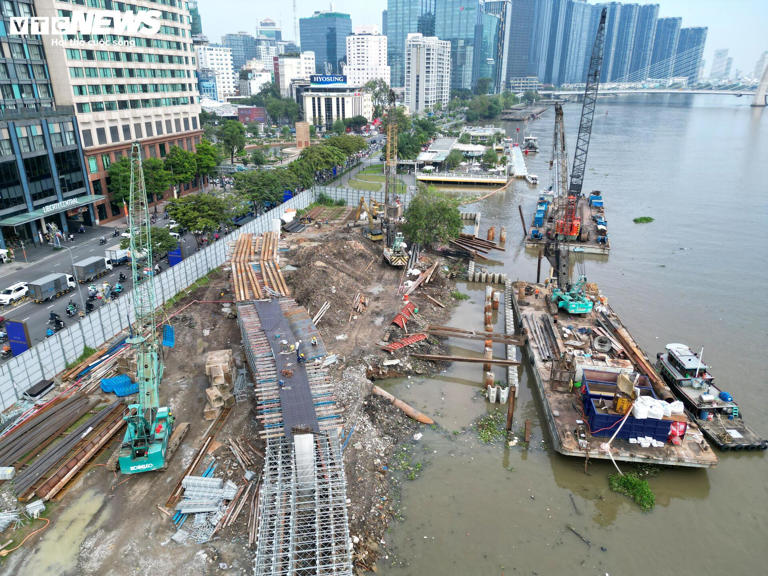 Cầu đi bộ nghìn tỷ qua sông Sài Gòn dần lộ diện sau 9 tháng thi công