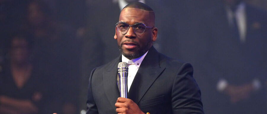 Pastor Jamal Bryant jokingly claps back at wife's ongoing dress controversy