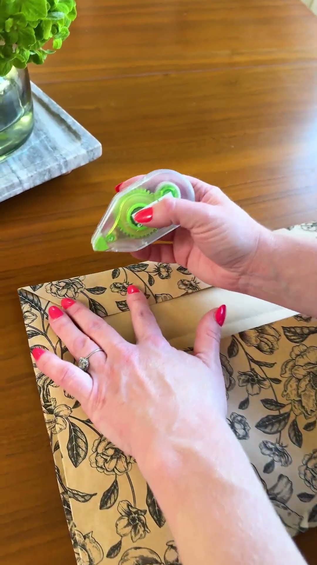 Beautiful paper purse gift wrapping idea! 💐 #papercraft #gifting