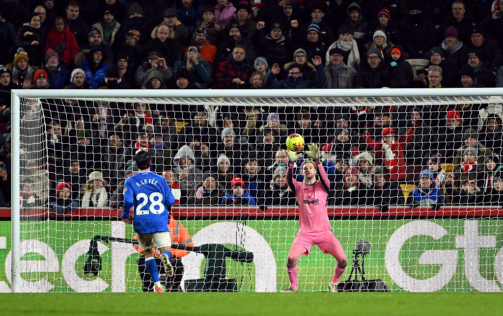 'Idiot...' - Gary Lineker and Alan Shearer deliver joking verdict on ...