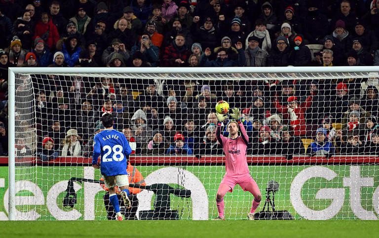 'Idiot...' - Gary Lineker and Alan Shearer deliver joking verdict on ...