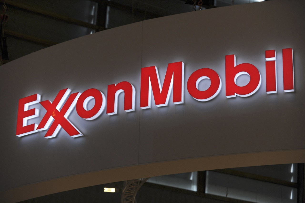 ExxonMobil forecasting lower fourth-quarter earnings on falling oil ...