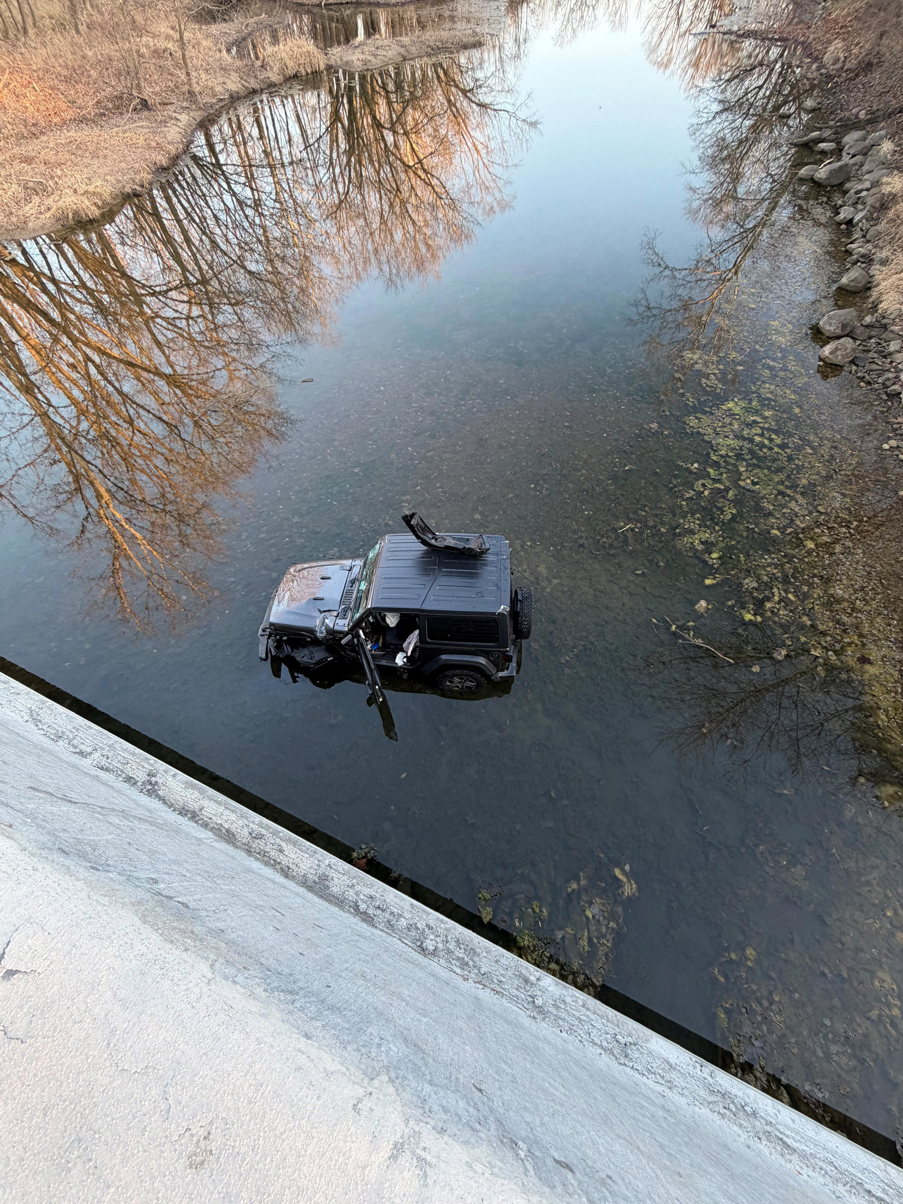 3-vehicle crash sends Jeep into Mississinewa River