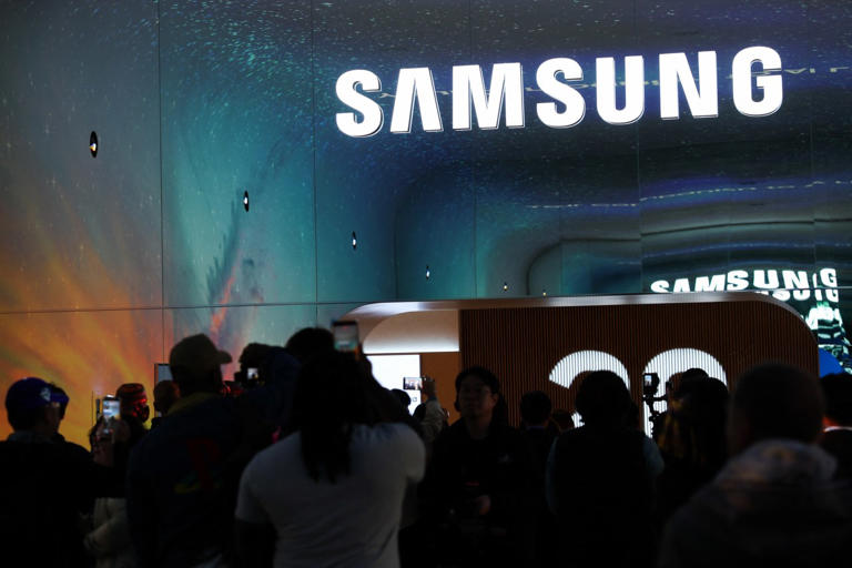 Samsung sees operating profit tripling to record on surging memory-chip ...