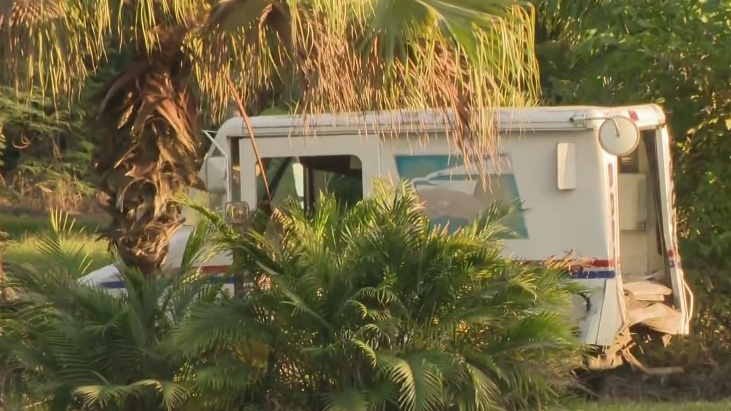 Postal truck crash in Southwest Miami‑Dade leaves one airlifted, mail ...