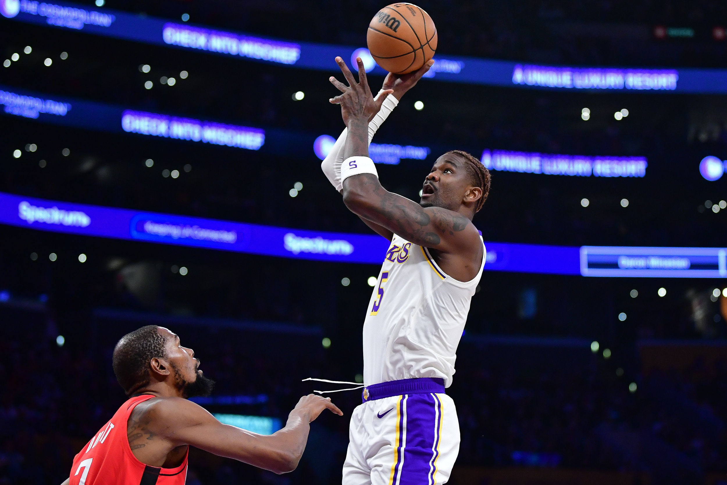 Curious report emerges about Lakers center Deandre Ayton's future