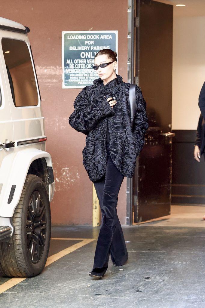 Hailey Bieber redefine el estilo sofisticado con pantalones tipo 'flare'