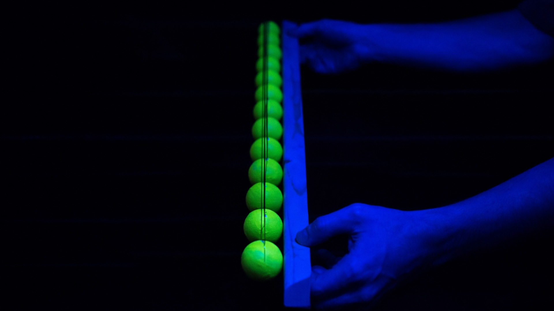 DIY tutorial glowing pendulum in the dark