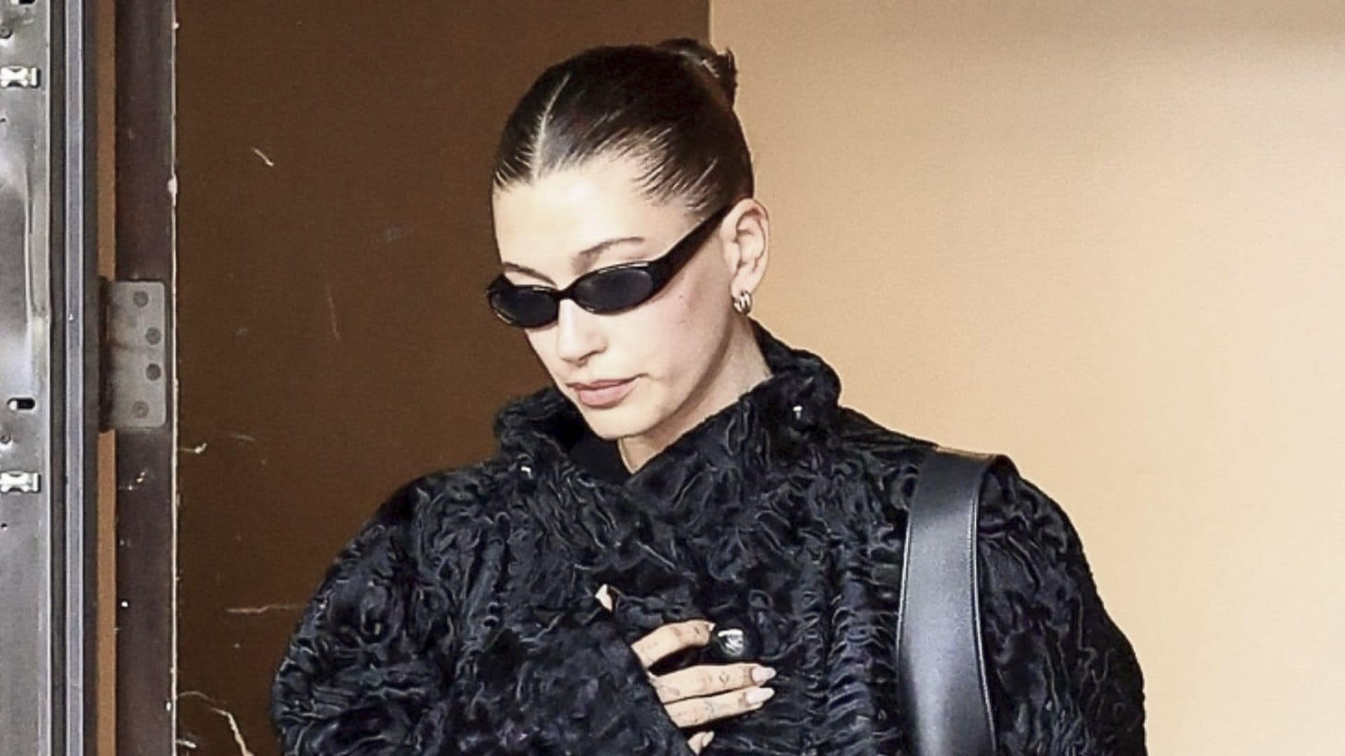 Hailey Bieber redefine el estilo sofisticado con pantalones tipo 'flare'