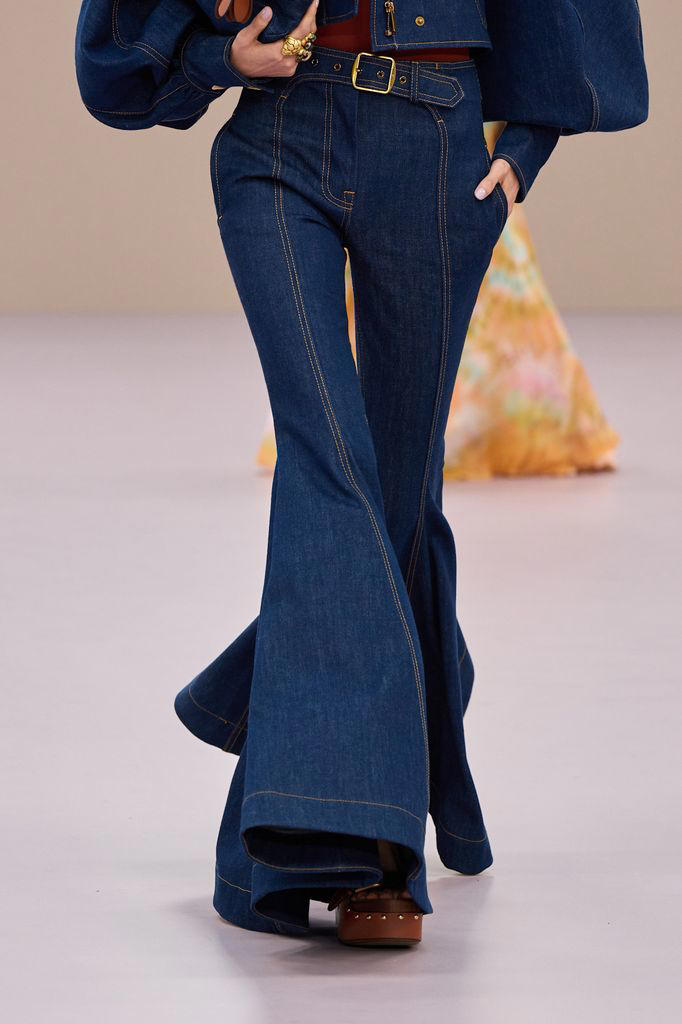 Hailey Bieber redefine el estilo sofisticado con pantalones tipo 'flare'