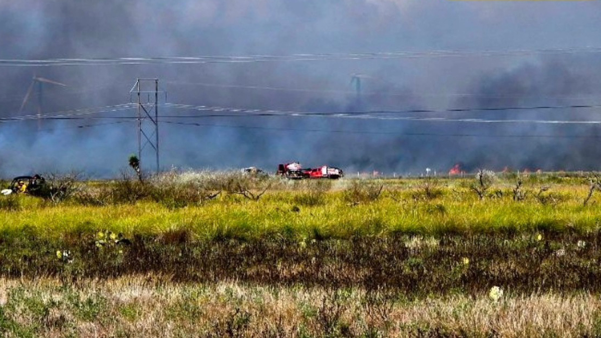 Bomberos intentan sofocar gran incendio de pastizales en el condado Cameron